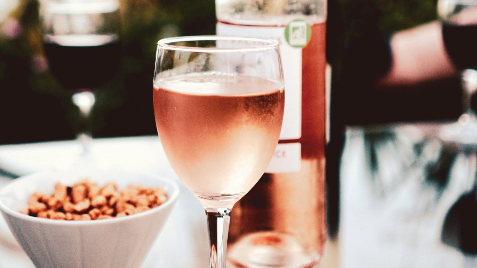 Vino rosè: tutto quello che devi sapere su questo vino unico